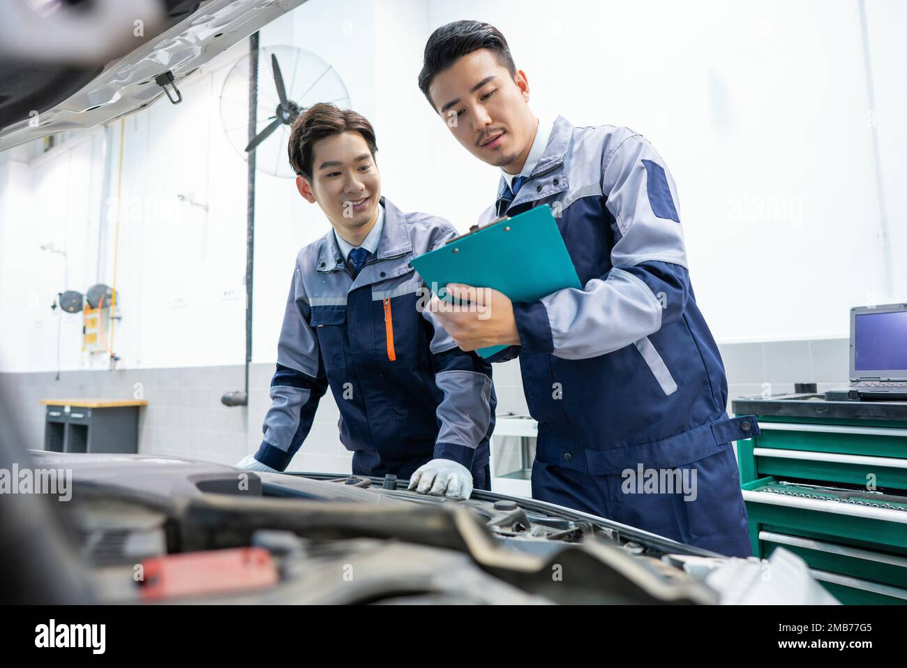 Two engineers auto repair hi-res stock photography and images - Alamy