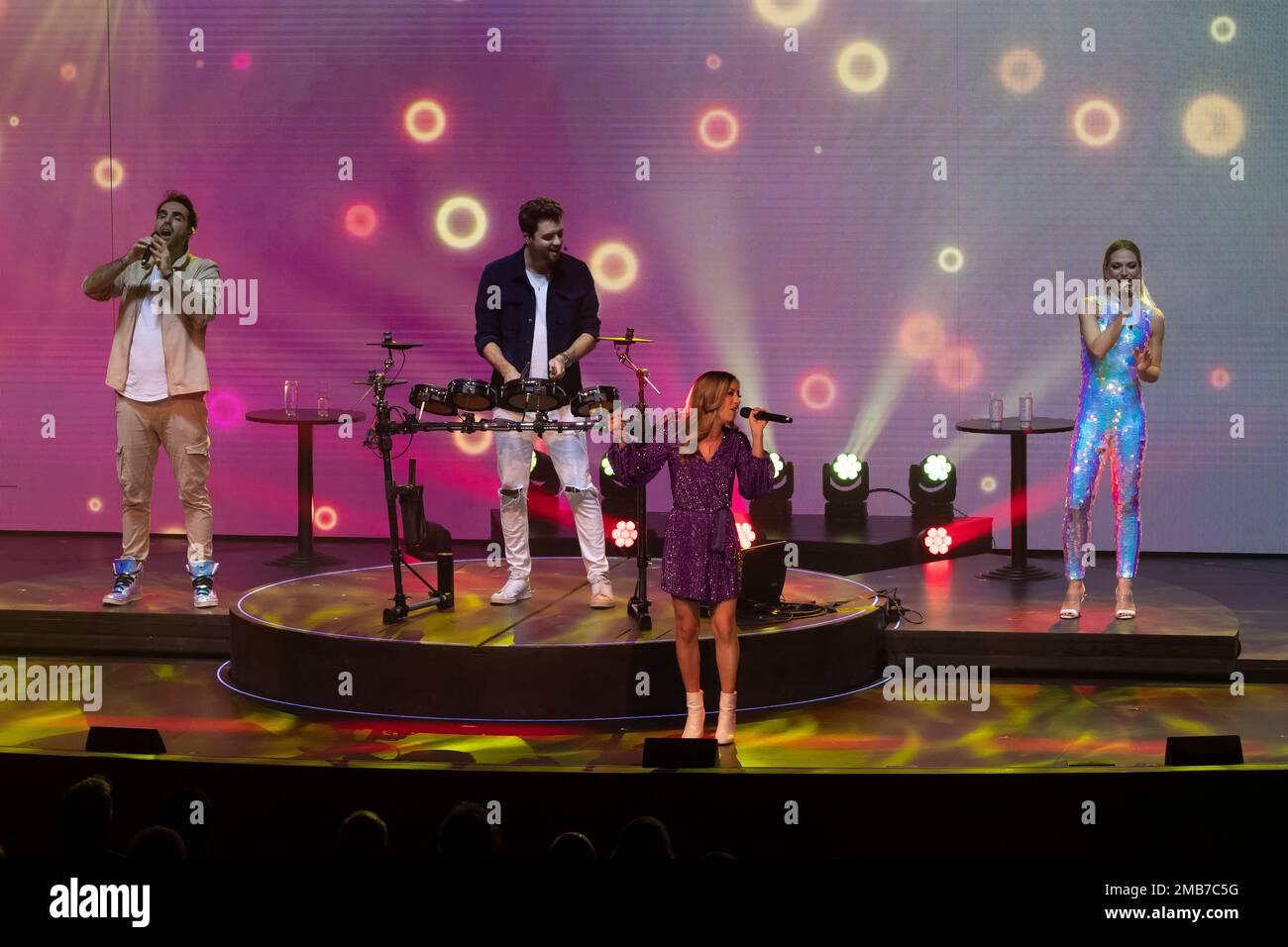 Vocal performer hi-res stock photography and images - Alamy