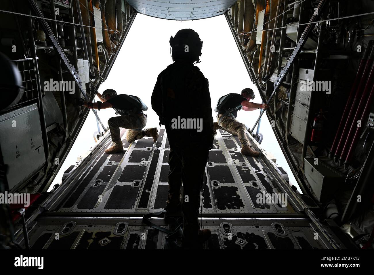 Drop of people in a long line hi-res stock photography and images - Alamy