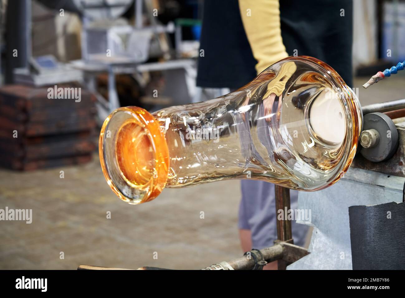 Glass blowing making vase hi-res stock photography and images - Alamy
