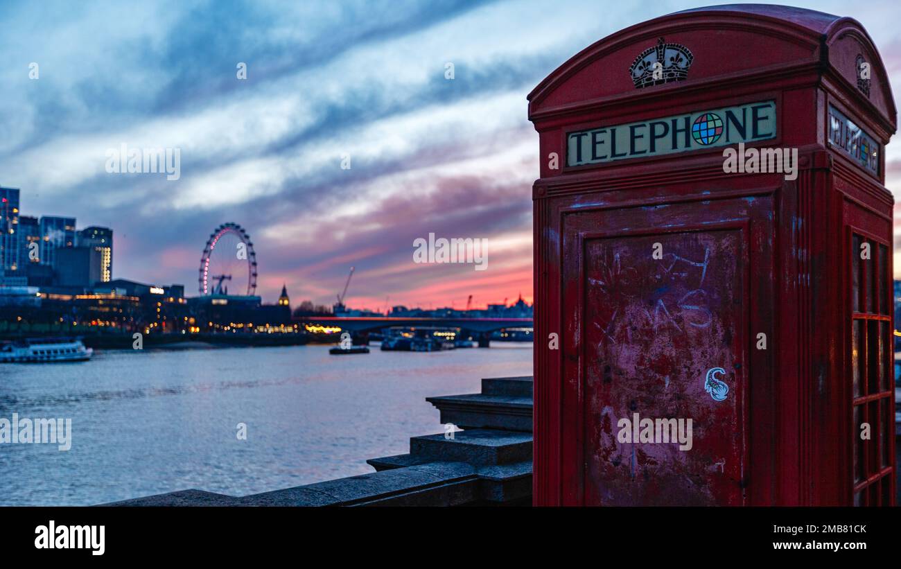 Sunset by the thames over iconic landmarks in London Stock Photo - Alamy