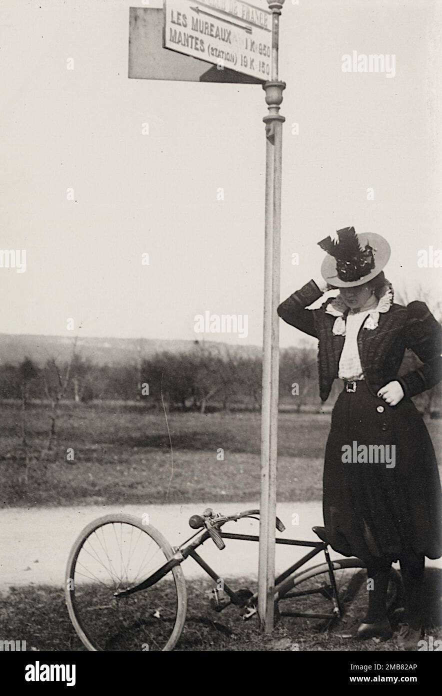 Woman who lives next hi-res stock photography and images - Alamy