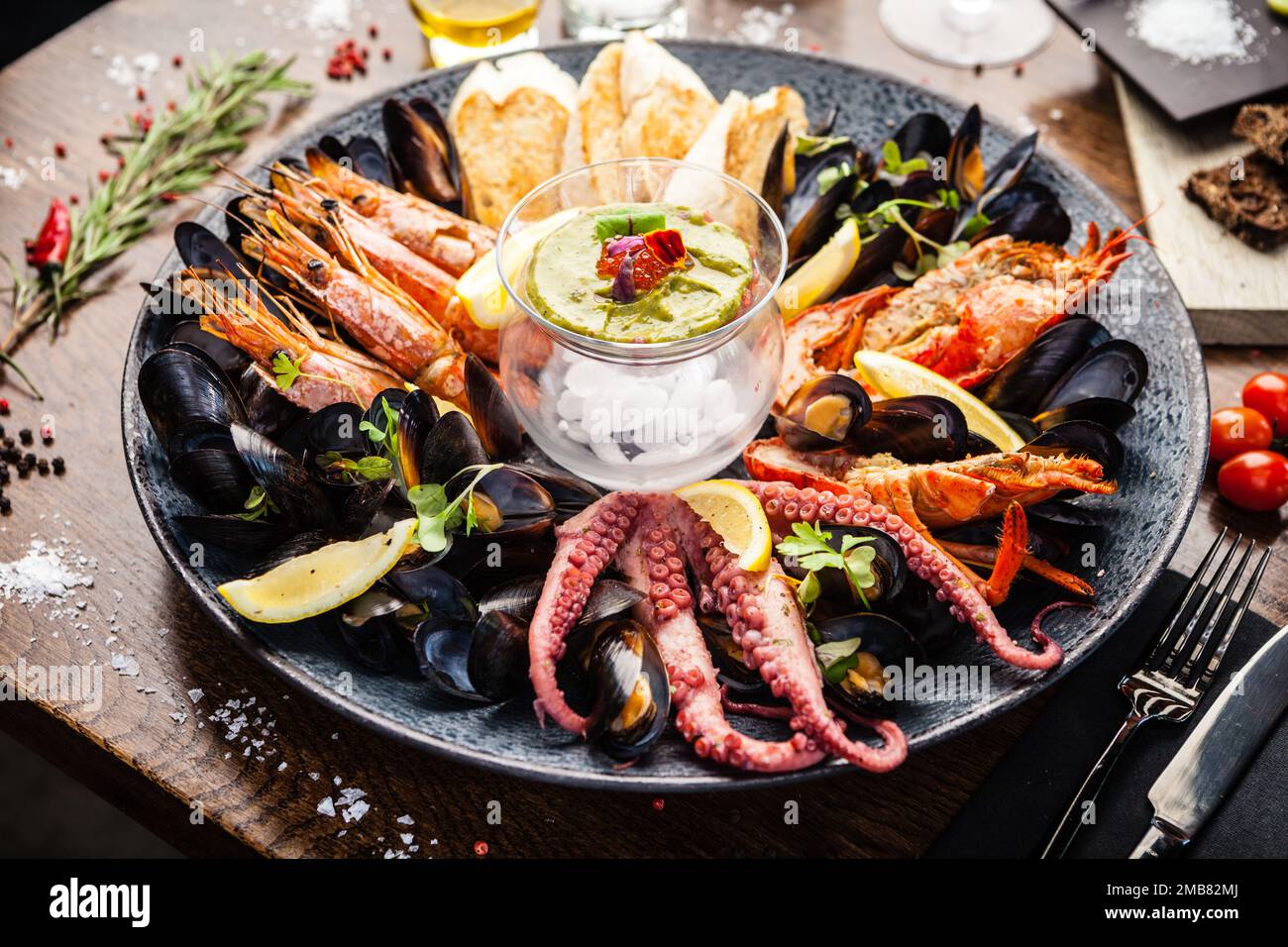 Seafood platter for 2-4 persons. Lobster, octopus, blue mussels ...