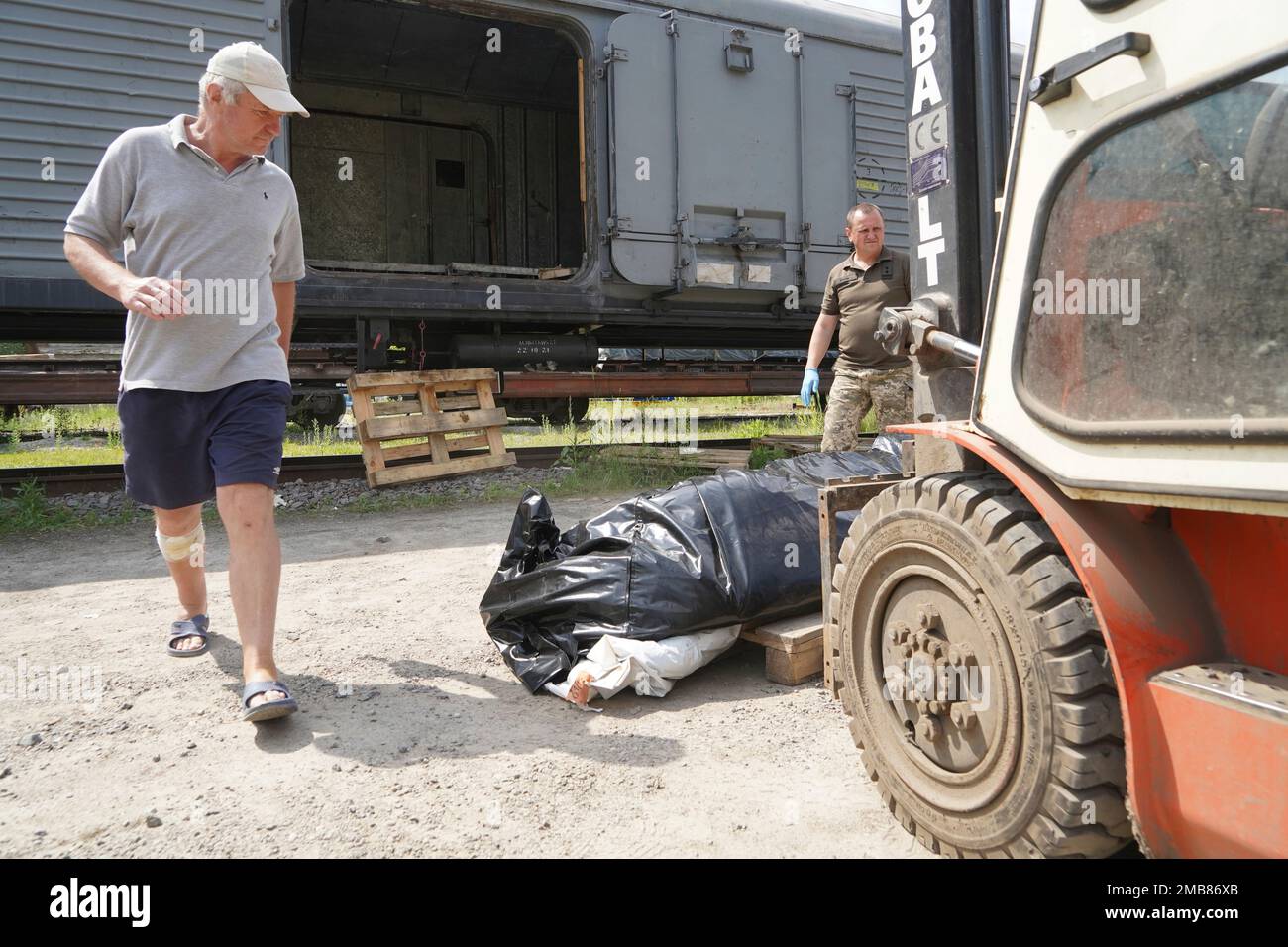 Ukraine's military official workers move bodies of killed Russian ...