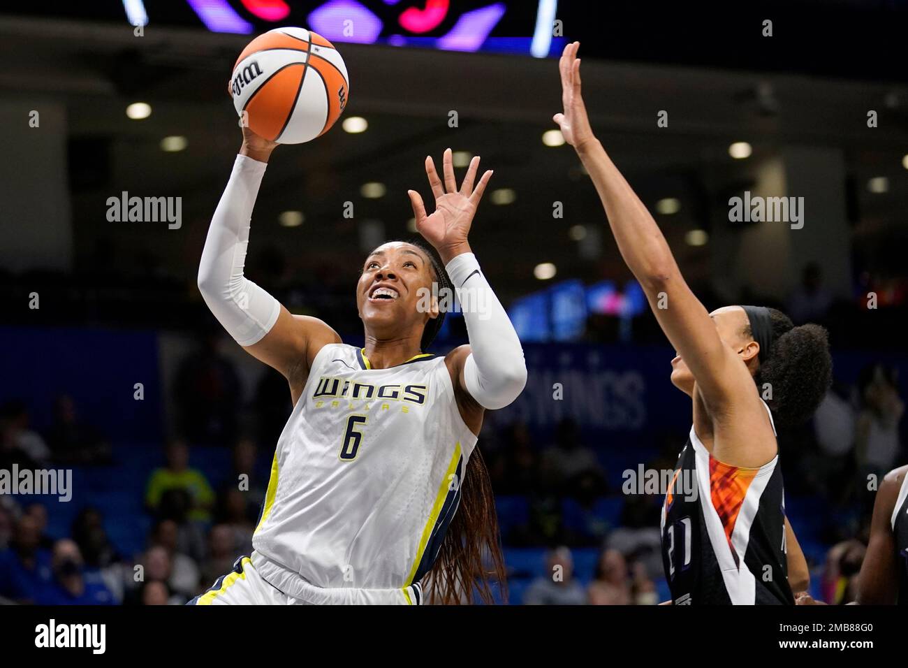 Dallas Wings forward Kayla Thornton (6) goes to the basket at Phoenix ...
