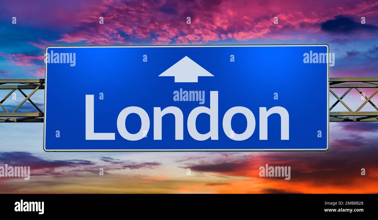 Road sign indicating direction to the city of London Stock Photo - Alamy
