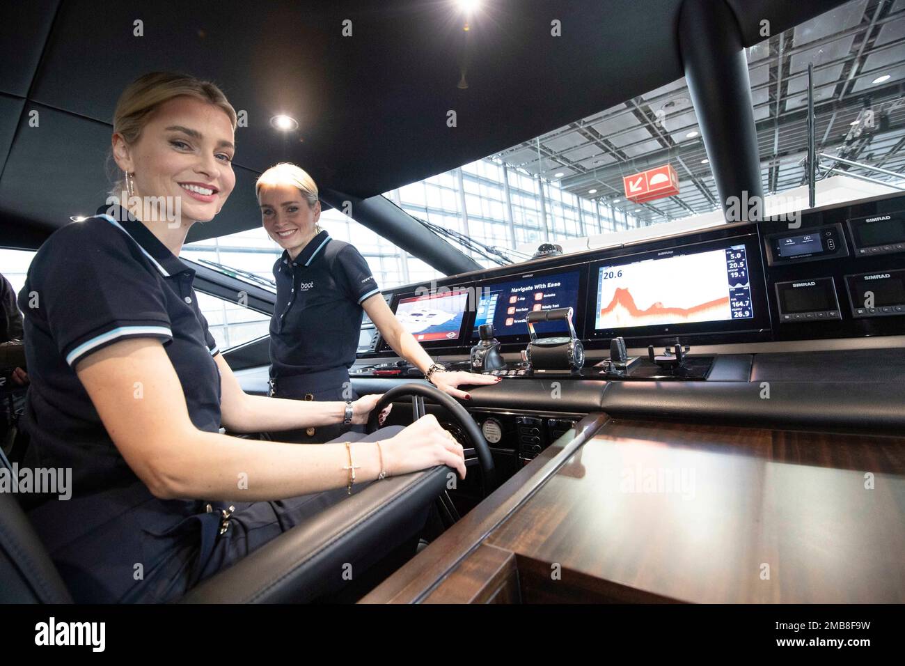The twins Nina and Julia MEISE, "Ratiopharm twins", pose in the cockpit ...