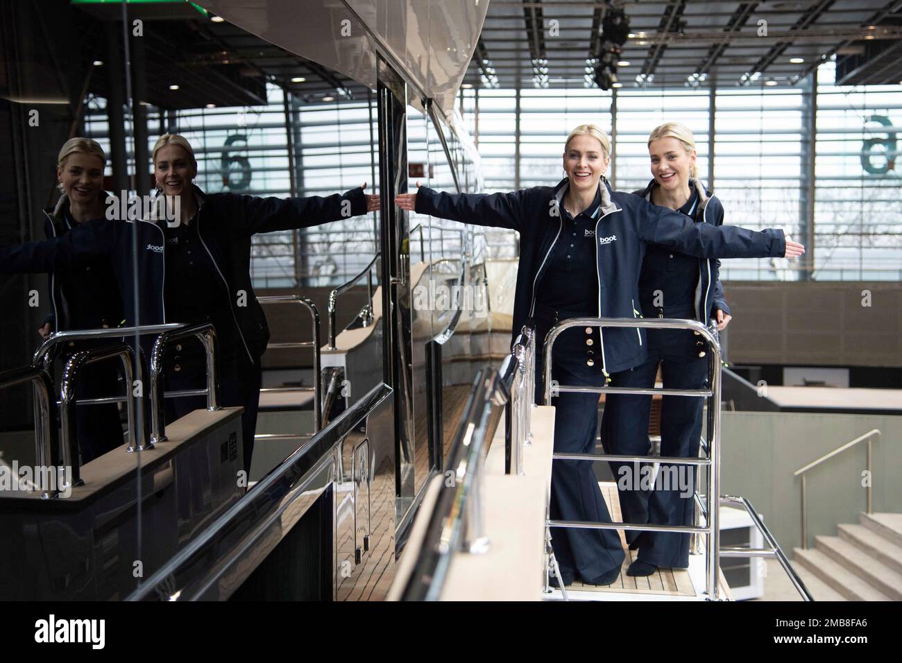 The twins Nina and Julia MEISE, "Ratiopharm twins", pose on the ...