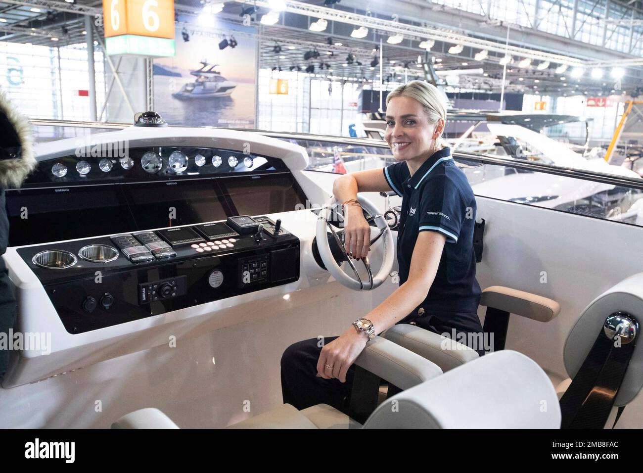 The twins Nina and Julia MEISE, "Ratiopharm twins", pose in the cockpit ...