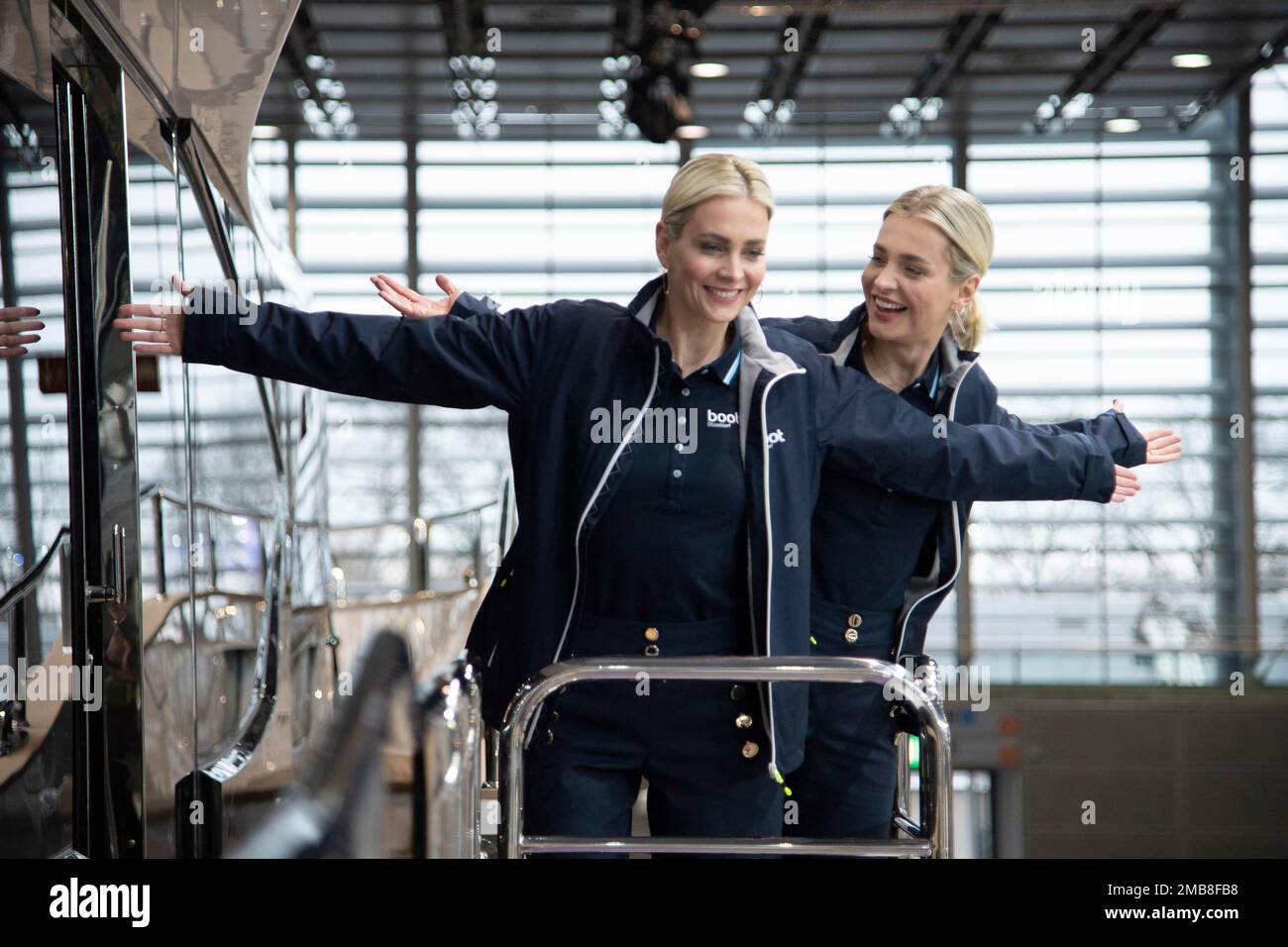 The twins Nina and Julia MEISE, "Ratiopharm twins", pose on the ...