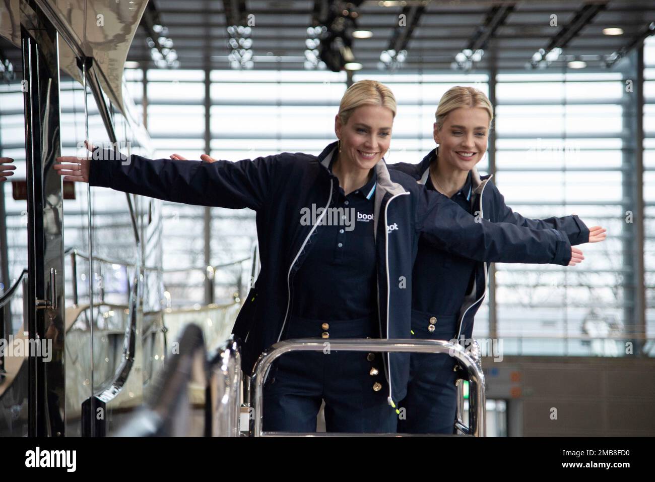 The twins Nina and Julia MEISE, "Ratiopharm twins", pose on the ...