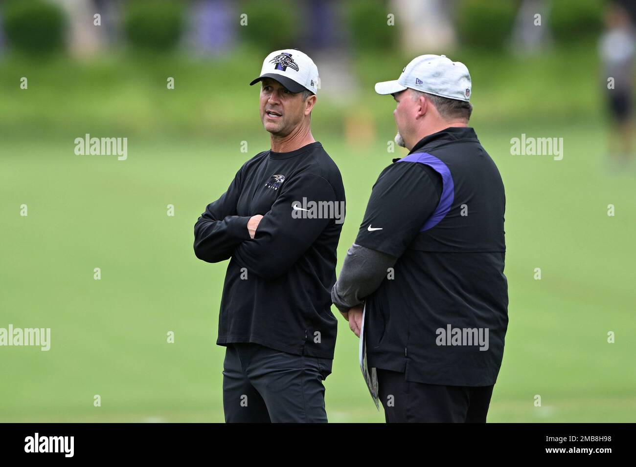 Baltimore Ravens head coach John Harbaugh, left, talks with offensive ...