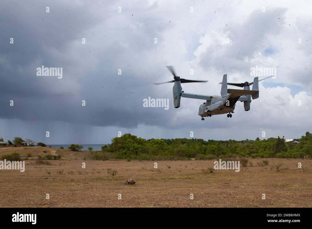 An MV-22B Osprey assigned to Marine Medium Tiltrotor Squadron (VMM) 266 ...