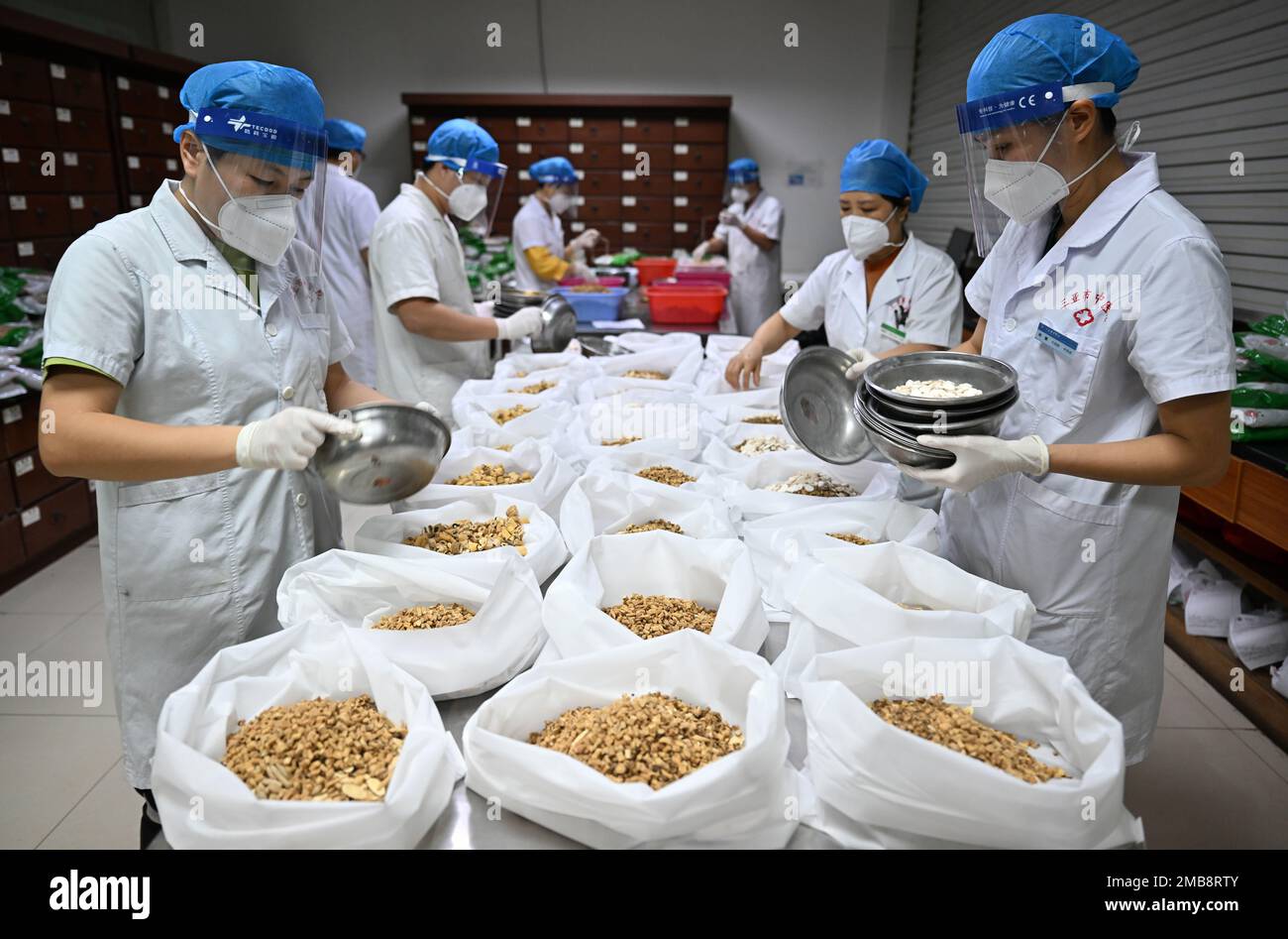 (230120) -- BEIJING, Jan. 20, 2023 (Xinhua) -- Pharmacists prepare ...