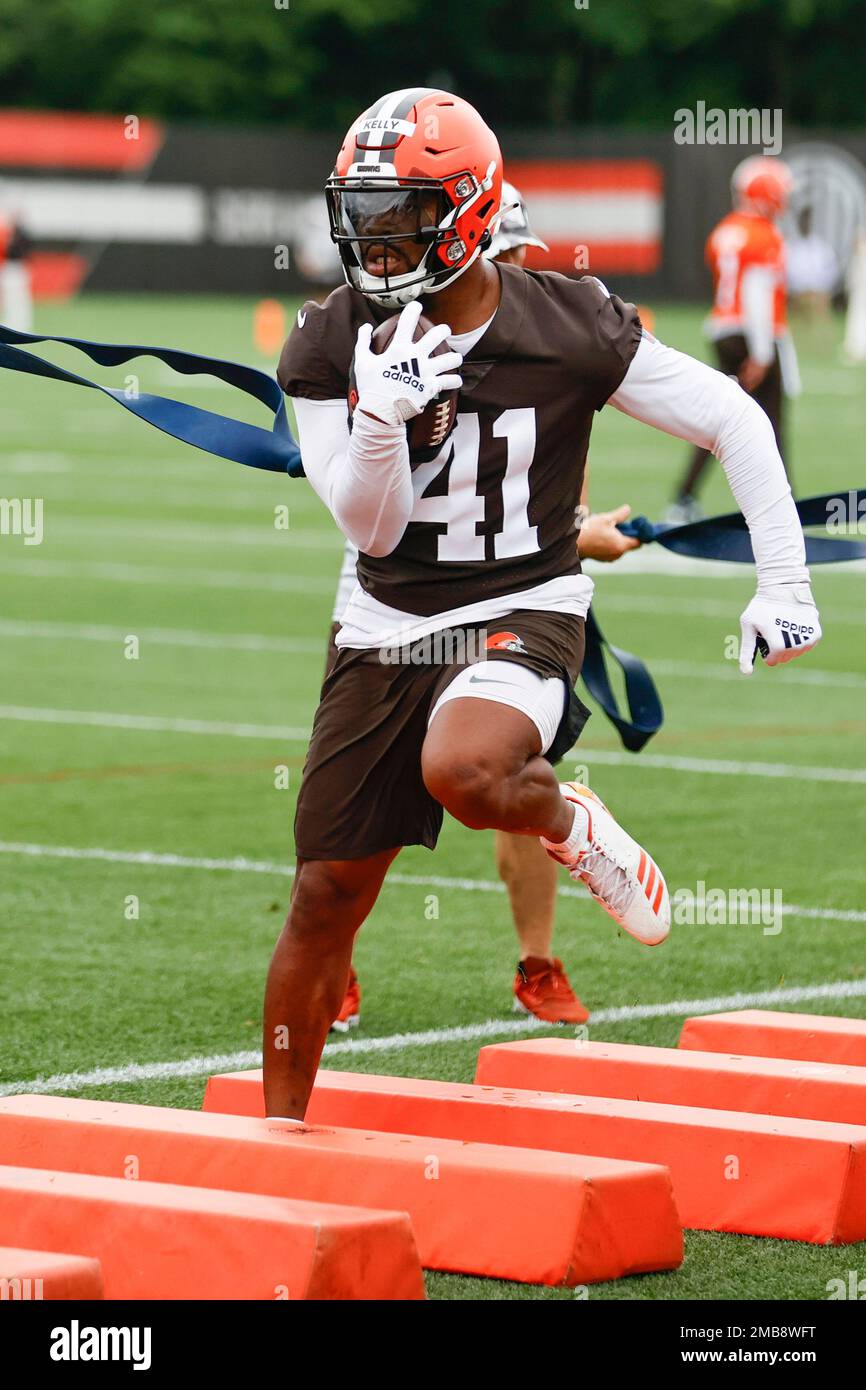 Cleveland Browns' John Kelly Jr. takes part in drills at the NFL ...