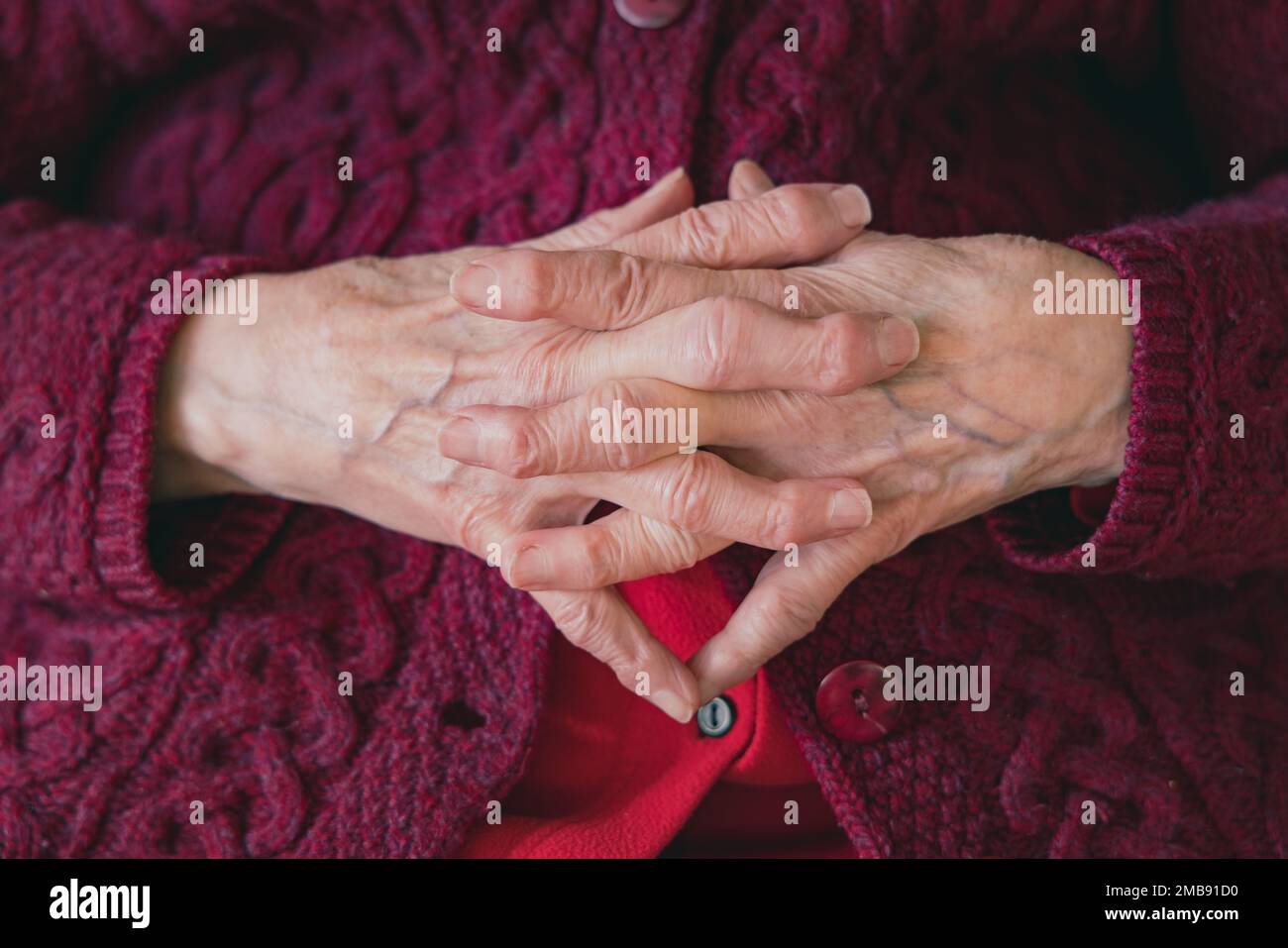 The hands of an old lady Stock Photo - Alamy