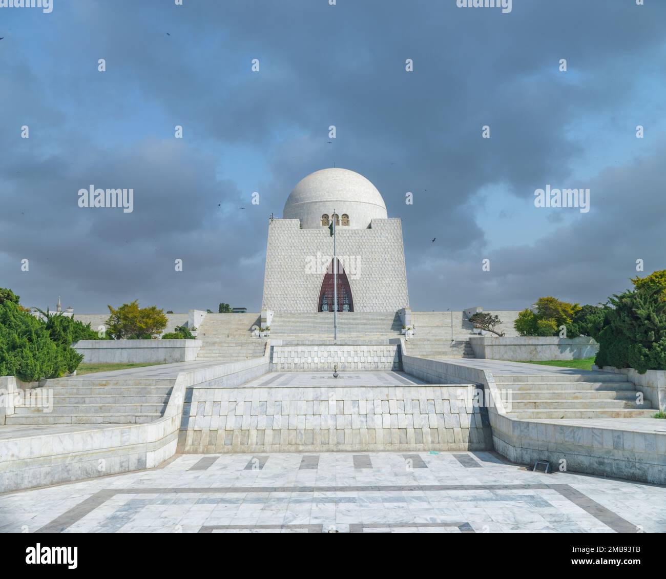 Picture of mausoleum of Quaid-e-Azam in bright sunny day, also known as ...