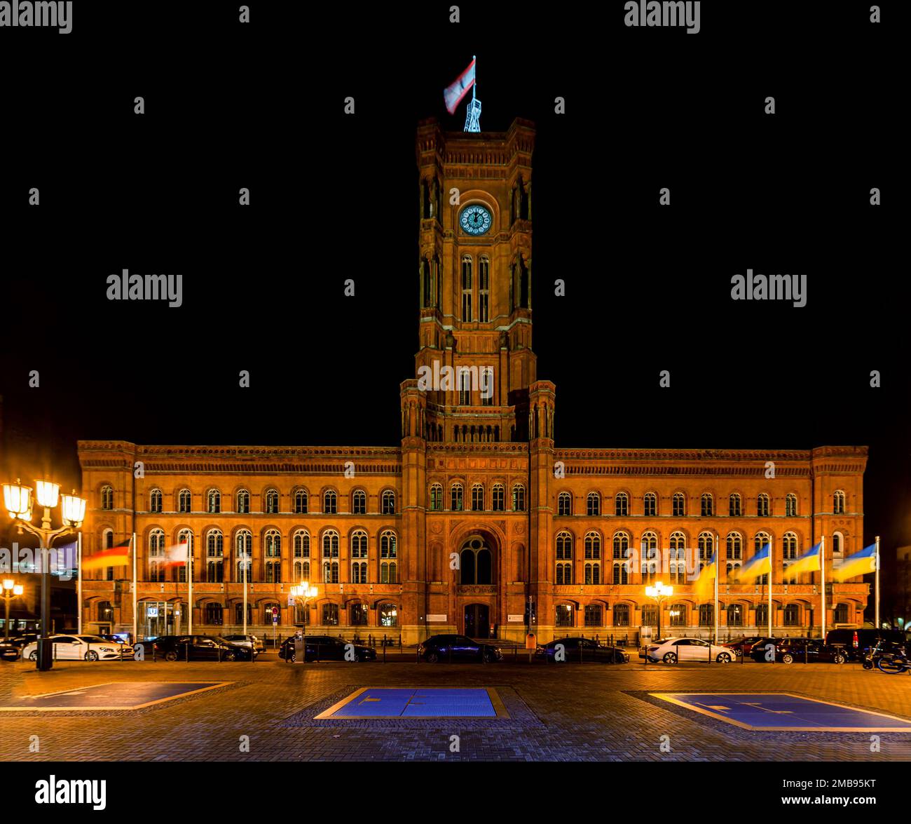 Rotes Rathaus in Berlin bei Nacht Stock Photo - Alamy