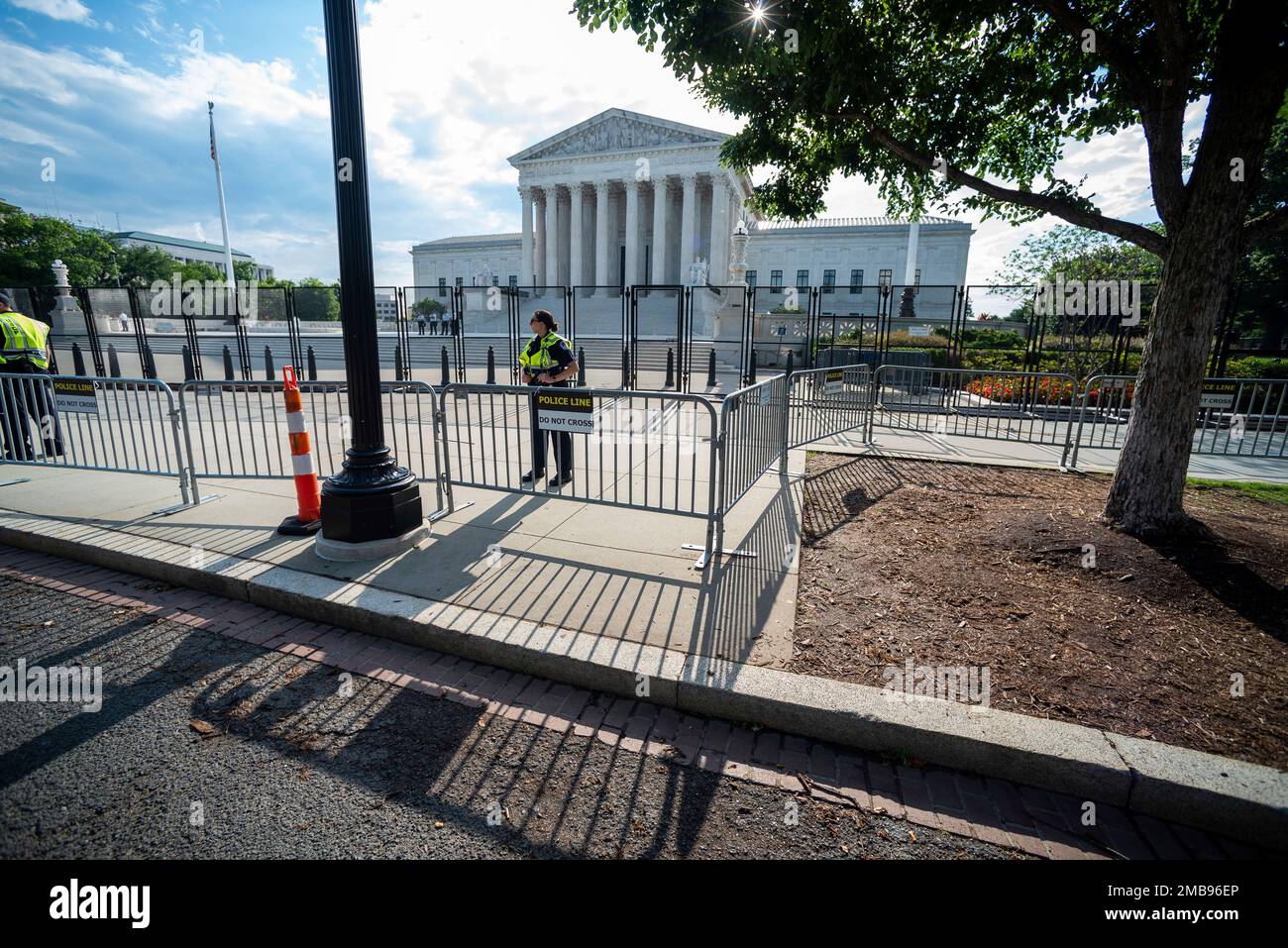 Security fences and Supreme Court police wrap around the Supreme Court ...