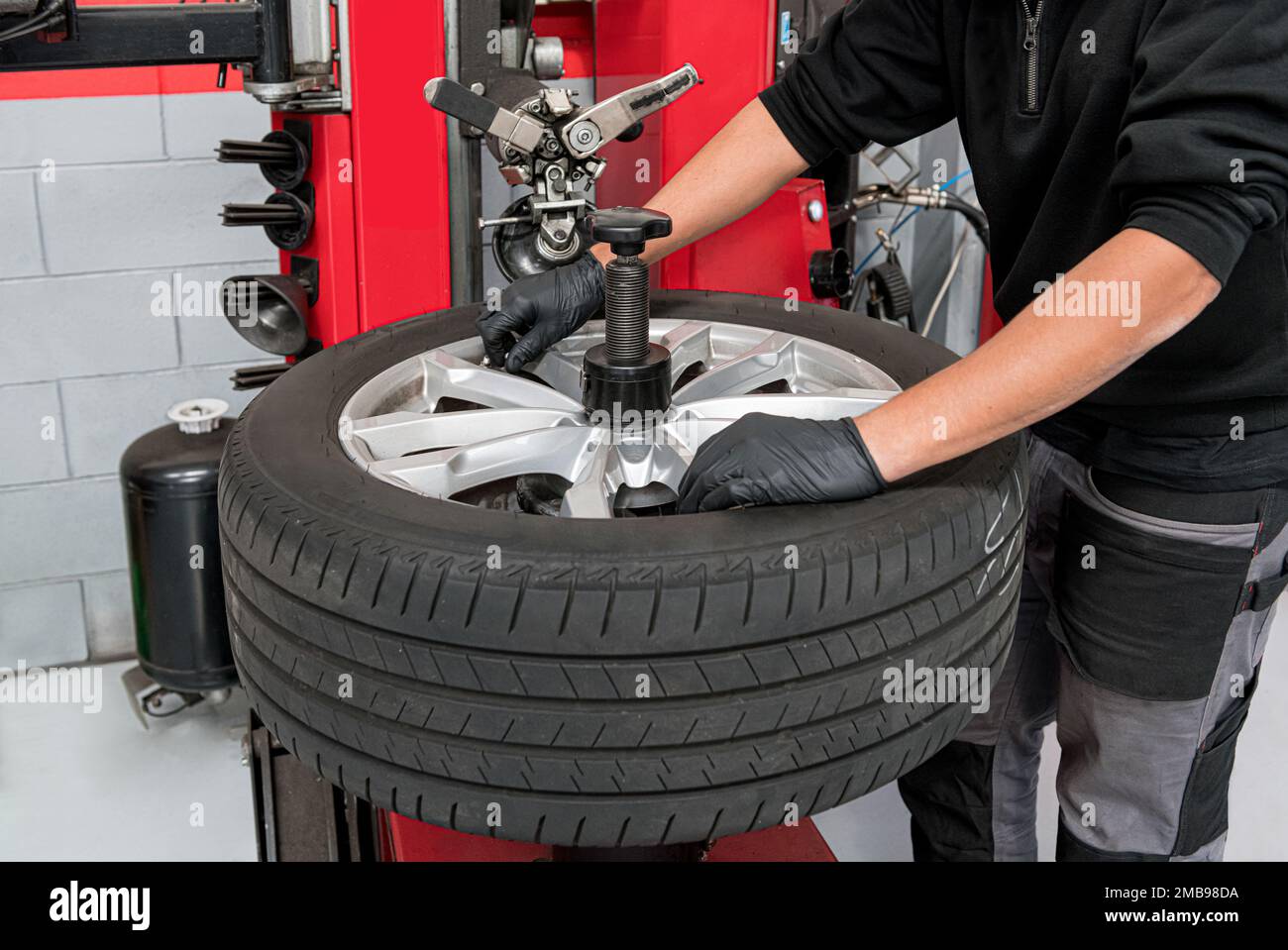 Car maintenance staff work hi-res stock photography and images - Alamy