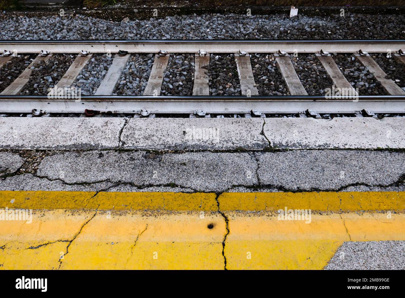 Railway platform texture hi-res stock photography and images - Alamy