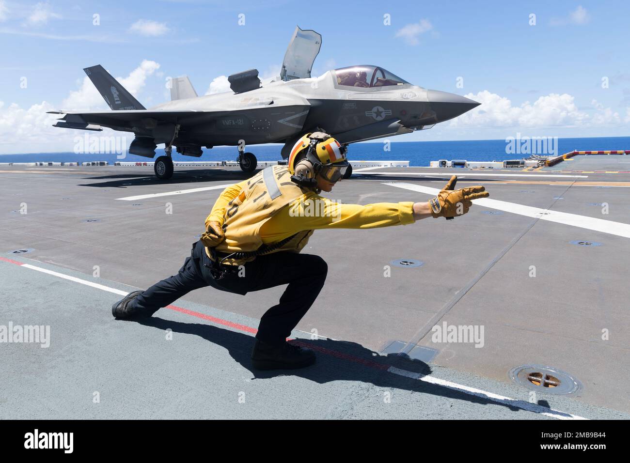 U.S. Navy Aviation Boatswain’s Mate (Handling) 3rd Class Nicolas Fareri ...
