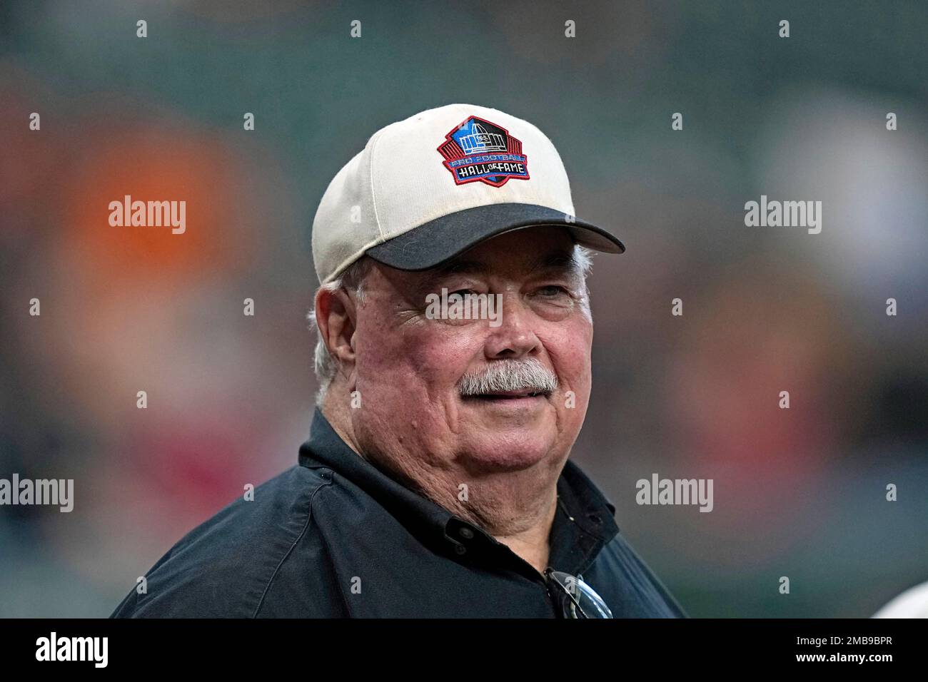 Legendary retired Houston Chronicle sportswriter John McClain waits to ...