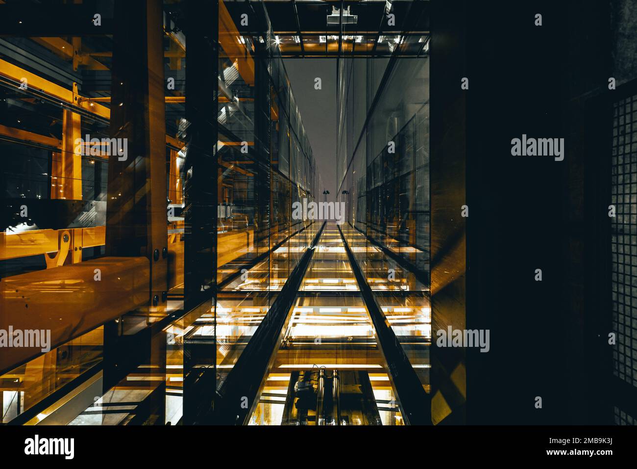 Low angle vanishing point hi-res stock photography and images - Alamy