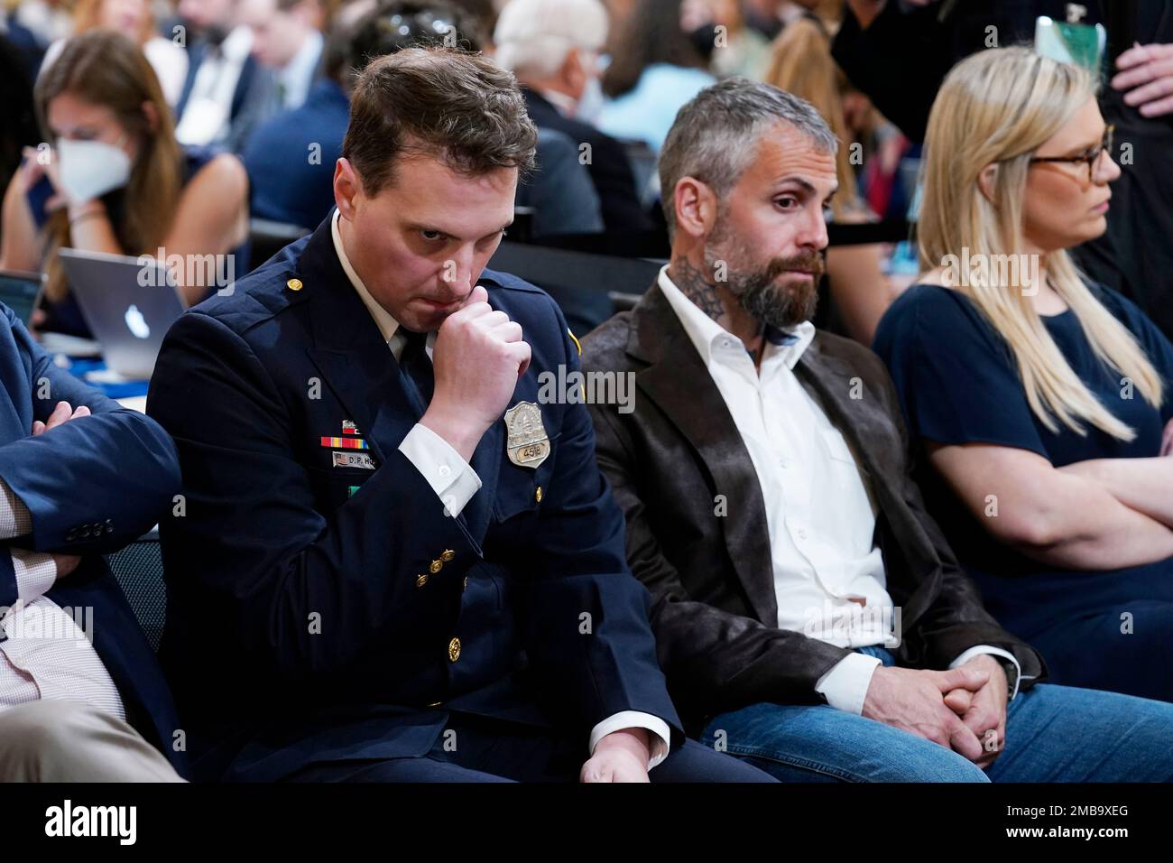 Washington Metropolitan Police Department officer Daniel Hodges, left ...