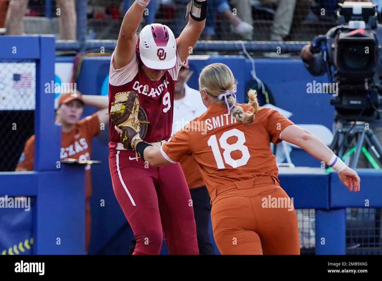 Oklahoma's Kinzie Hansen (9) is tagged out by Texas' JJ Smith (18 ...