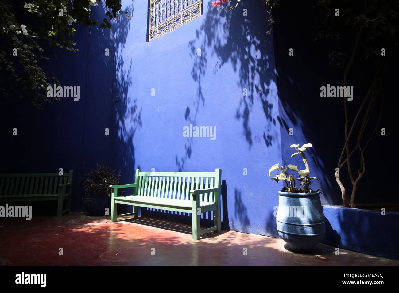 Banc. Mur bleu Majorelle. Jardin Majorelle. Marrakech. Maroc. / Bench ...