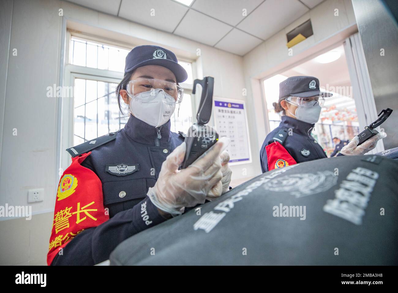 (230120) -- CHONGQING, Jan. 20, 2023 (Xinhua) -- Tan Lin (L) and Bao ...