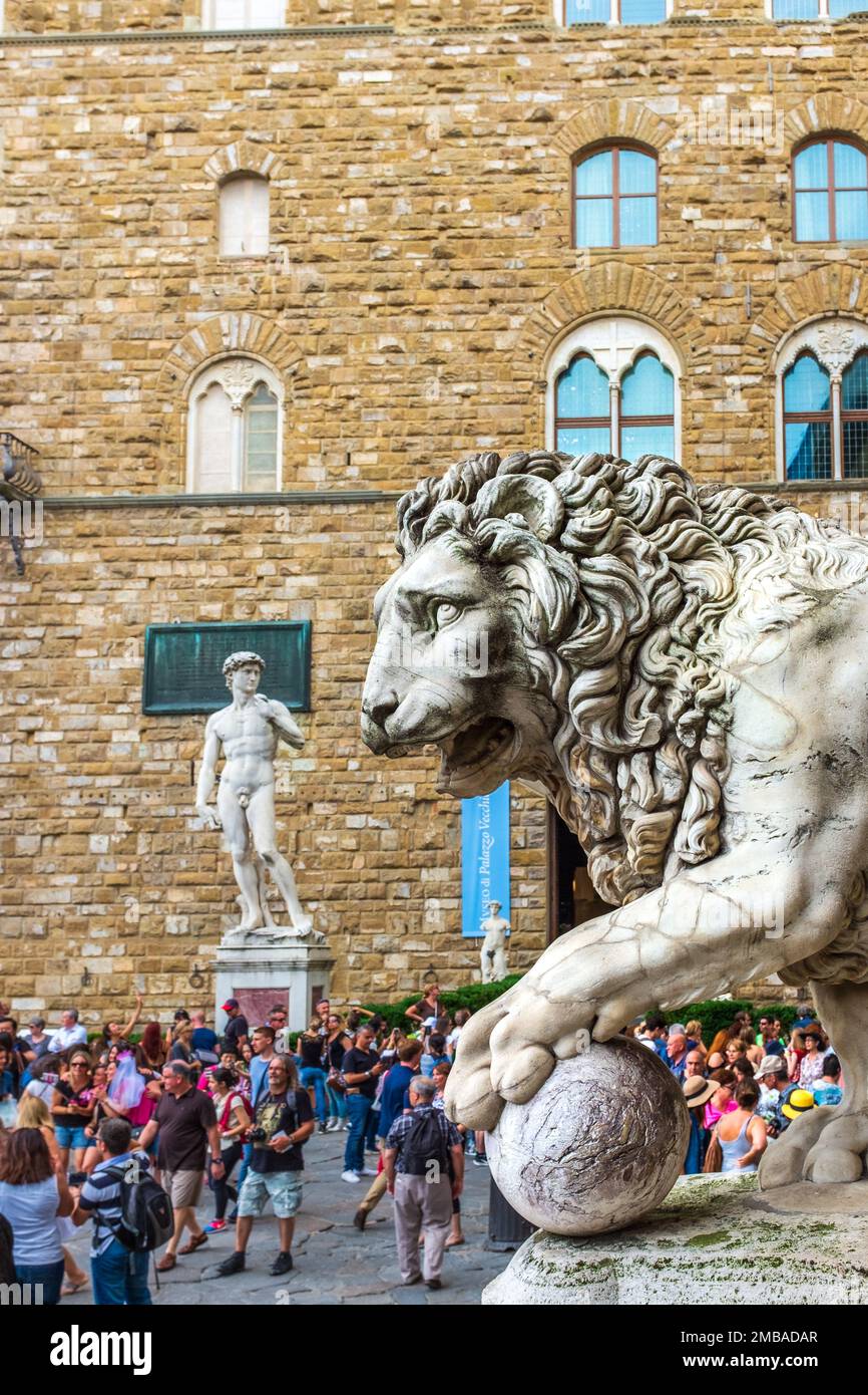Medici lion and Palazzo Vecchio in Piazza della Signoria Florence ...