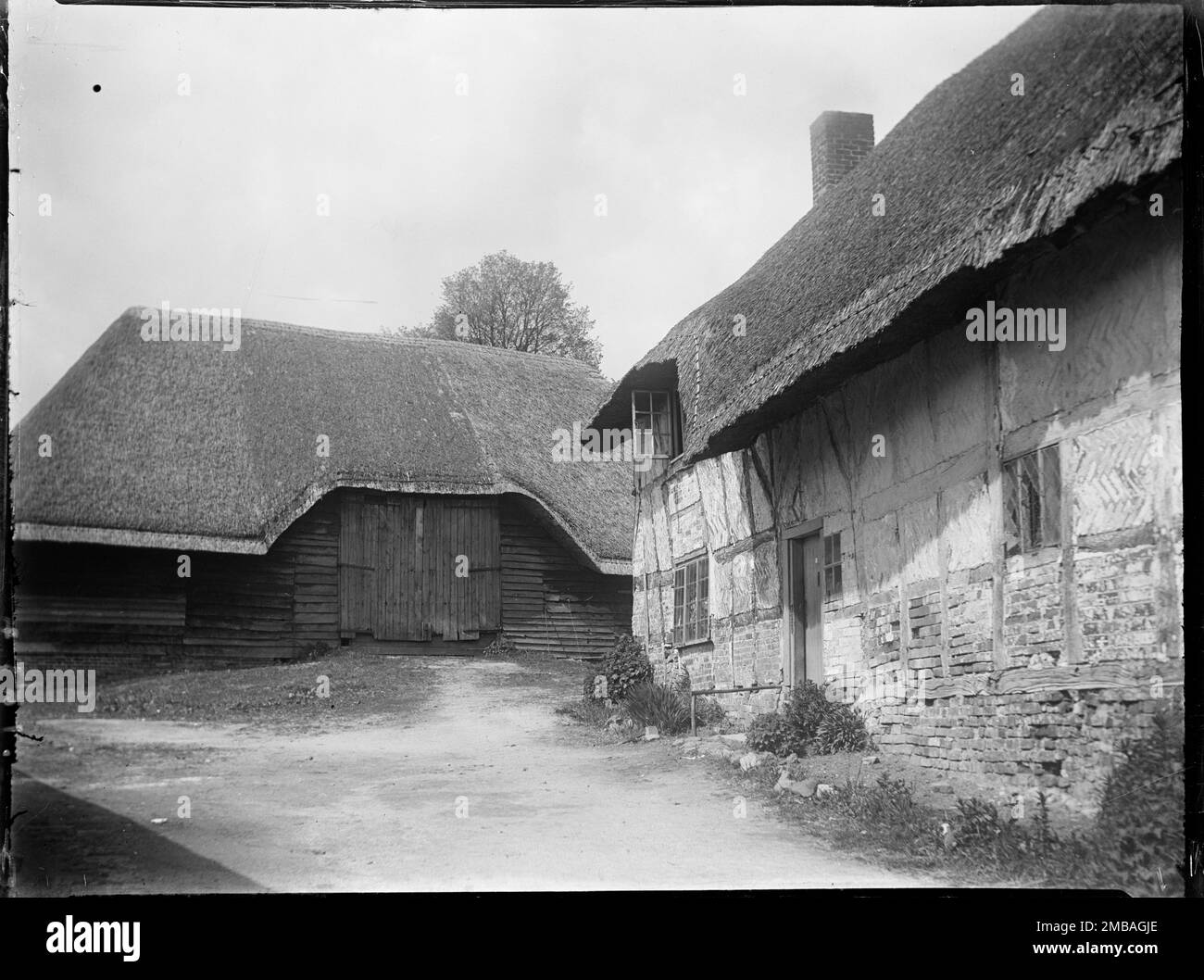 Wootton Rivers, Wiltshire, 1923. A view of an unidentified thatched ...