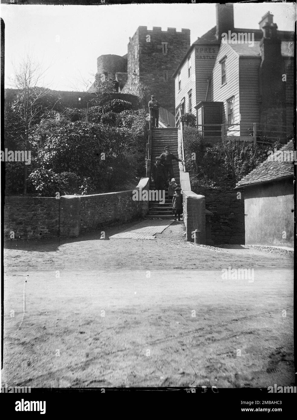 Ypres Castle Inn, Gungarden, Rye, Rother, East Sussex, 1905. A view of ...