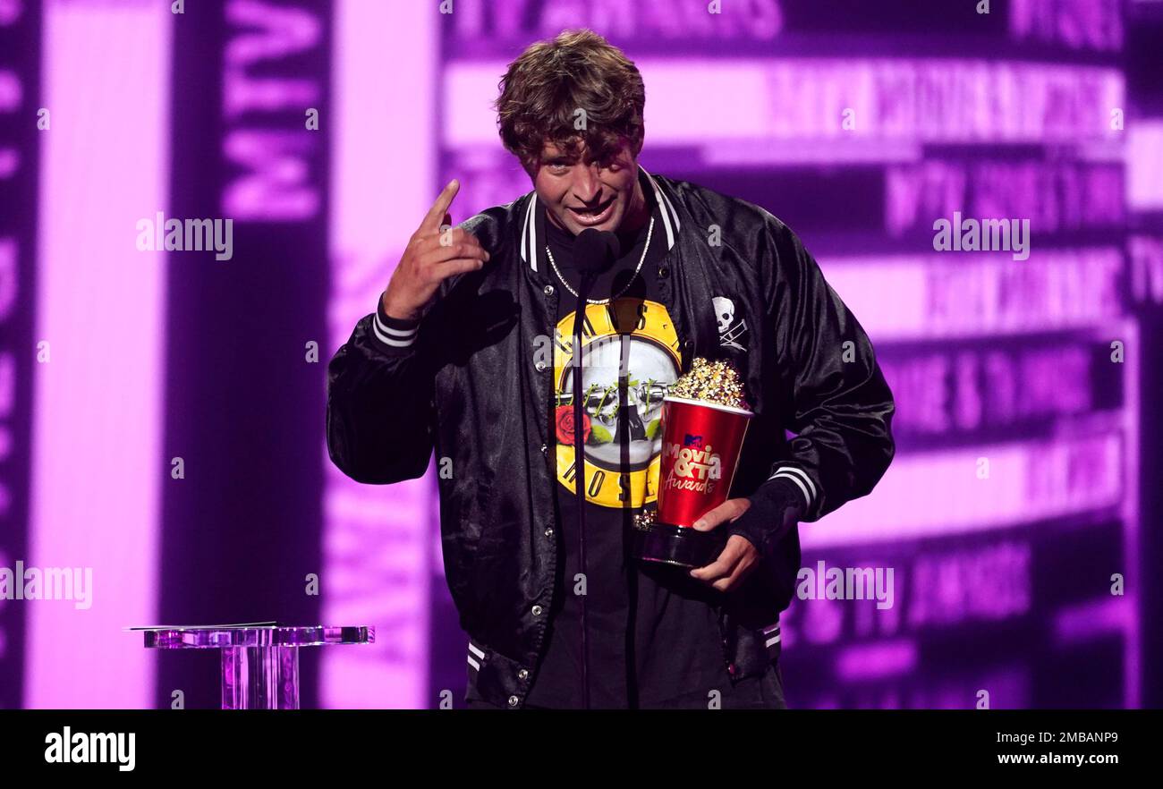 Sean "Poopies" McInerney accepts the best kiss award at the MTV Movie ...