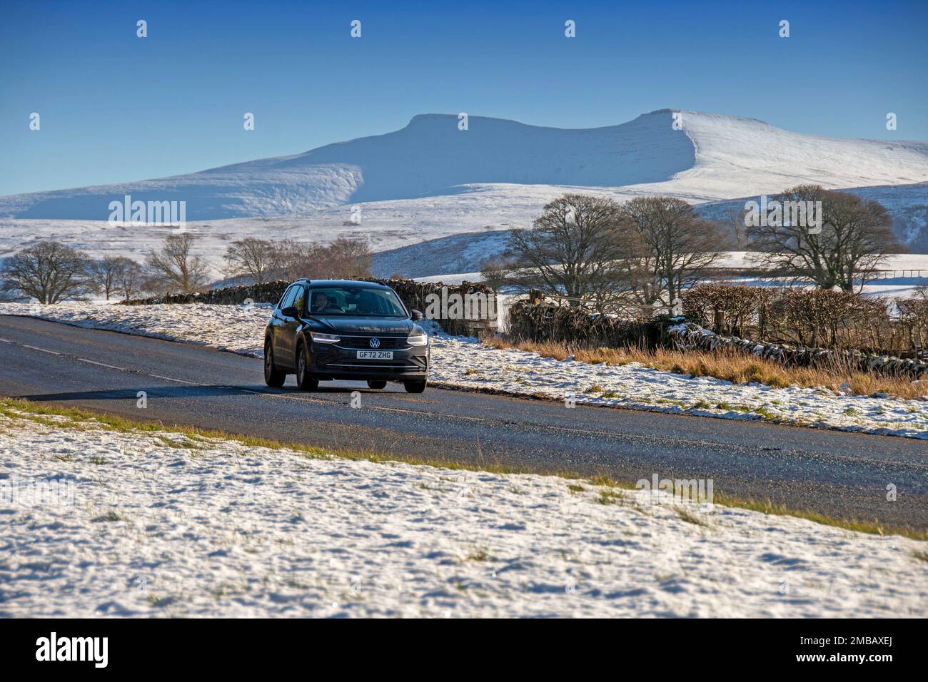 Vw t5 snow hi-res stock photography and images - Alamy