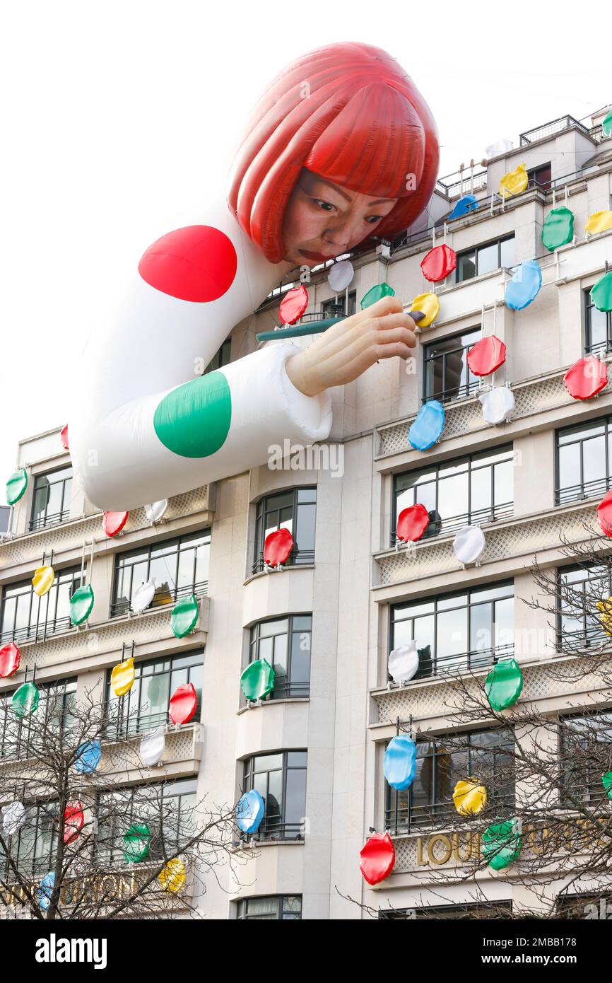 YAYOI KUSAMA SCULPTURE PEERS OVER LOUIS VUITTON'S CHAMPS ELYSEES STORE ...