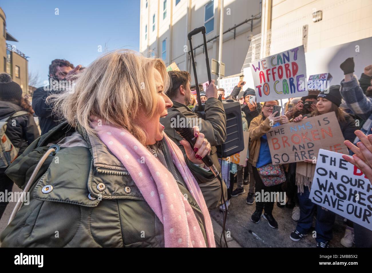 Pat cullen rcn union boss speaking to picketing nurses hi-res stock ...