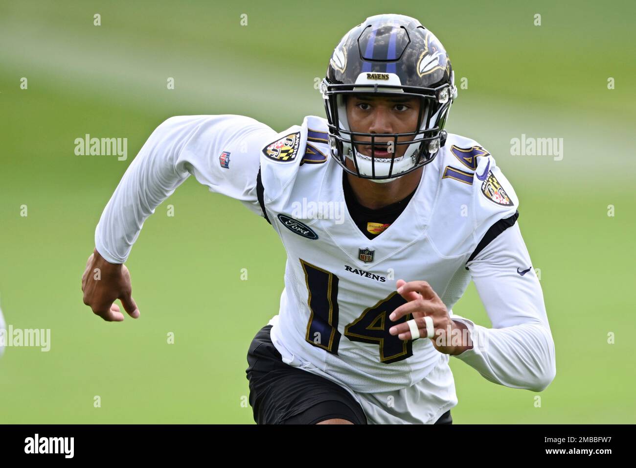 Baltimore Ravens safety Kyle Hamilton, right, runs a drill during a NFL ...