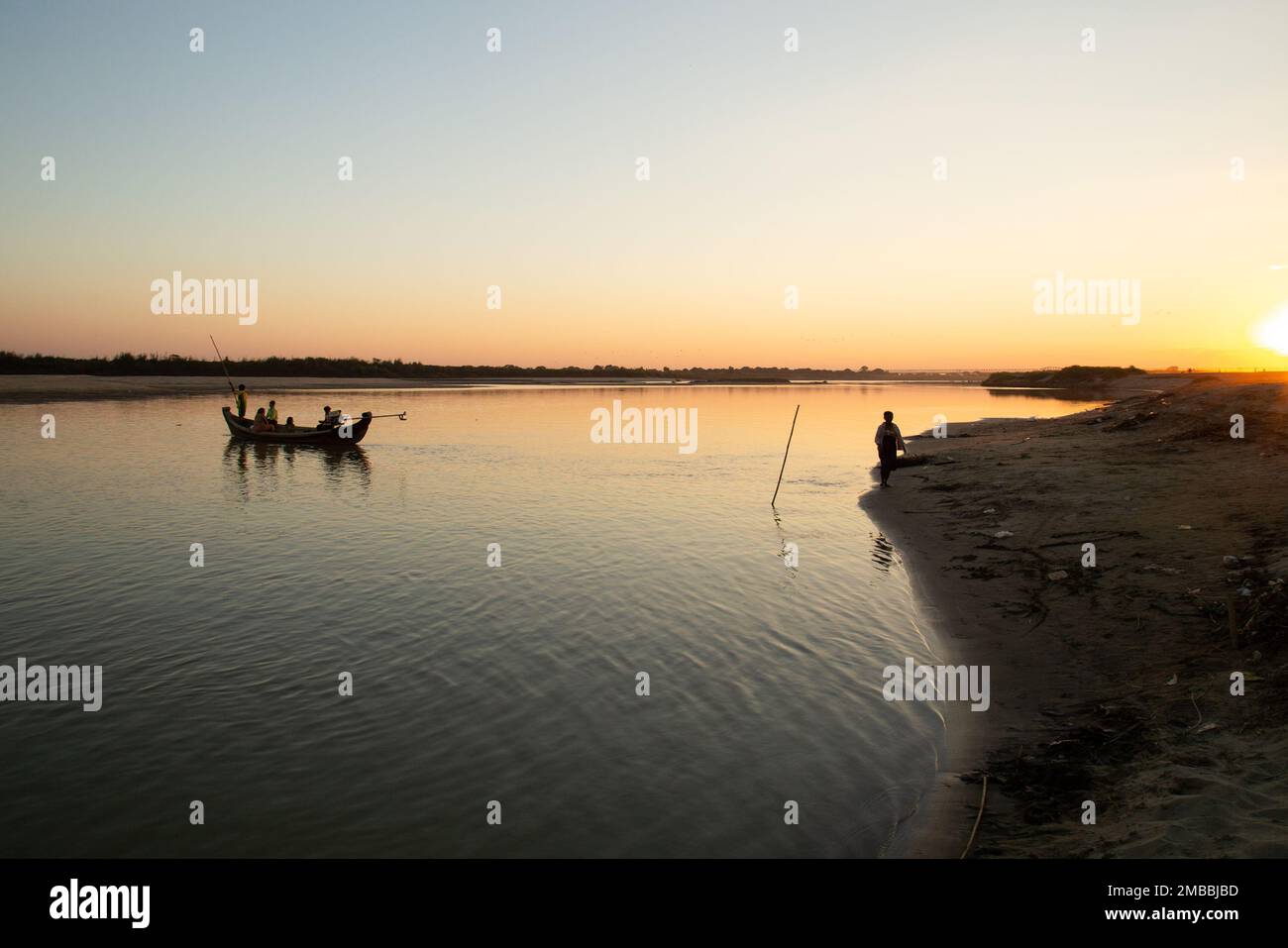 Irrawaddy River ( Ayeyarwady River ) ဧရာဝတီမြစ် Sunset Full Moon ...