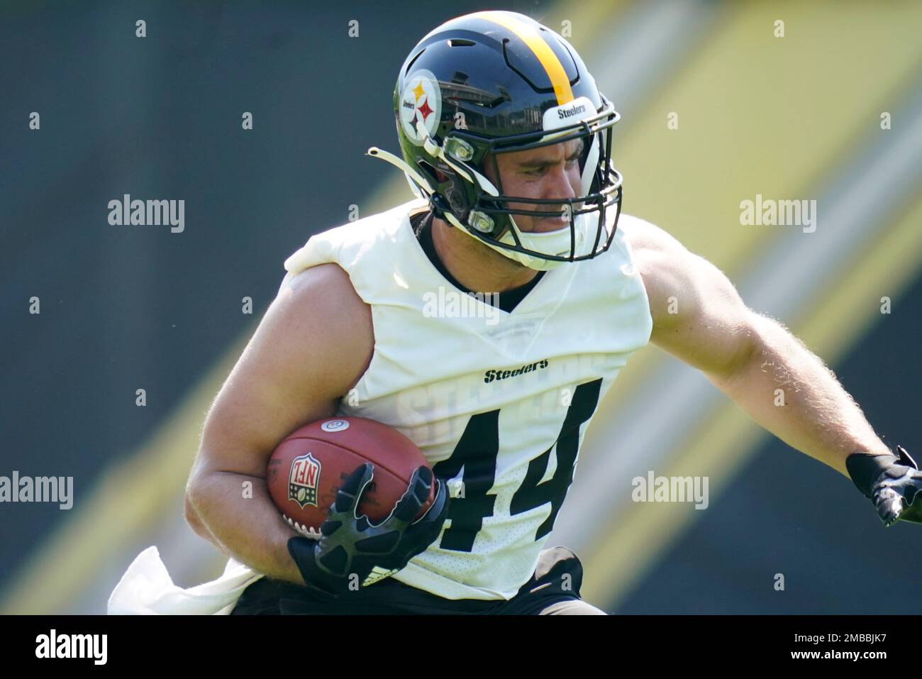 Pittsburgh Steelers fullback Derek Watt (44) goes through drills during ...
