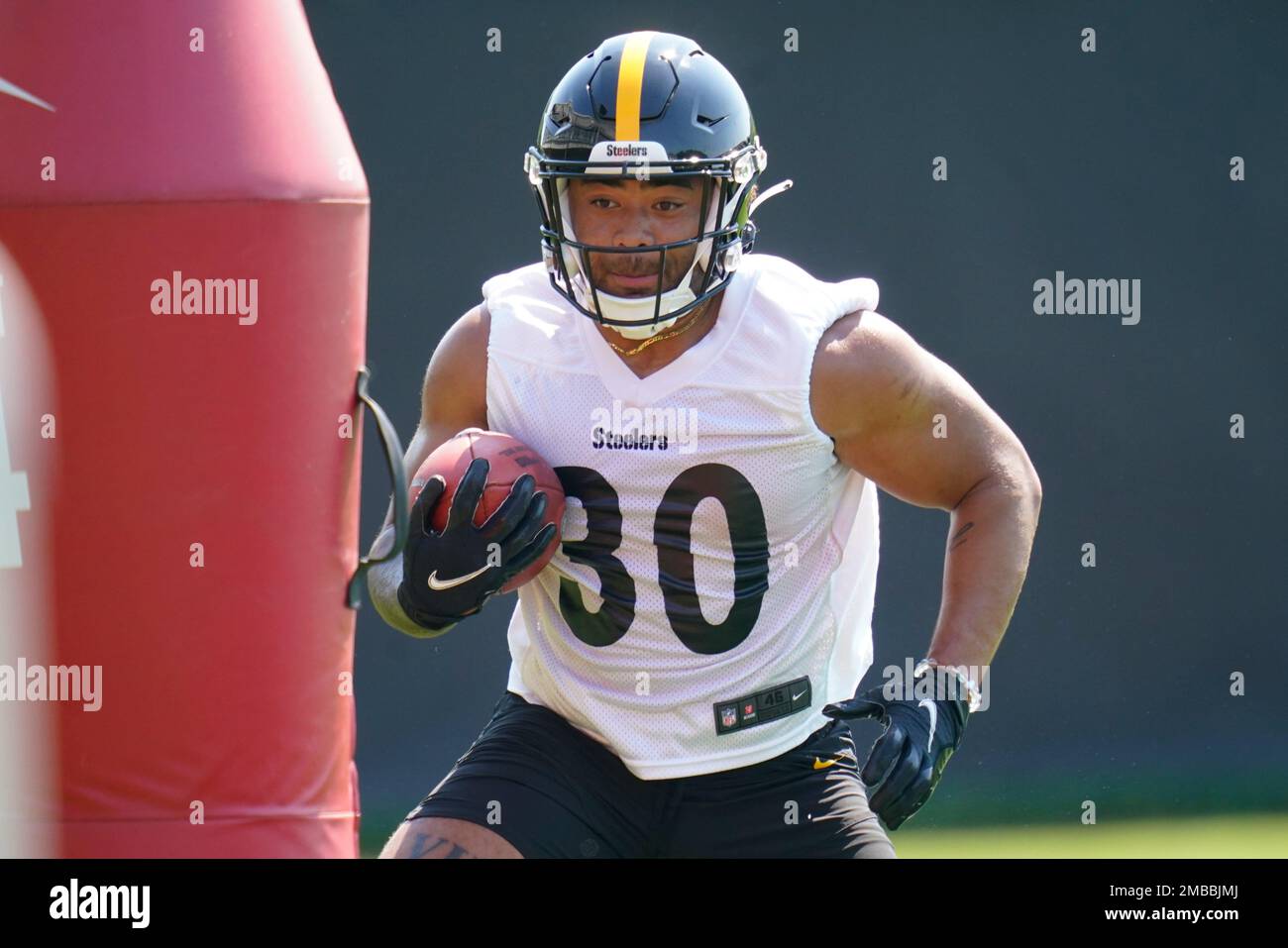 Pittsburgh Steelers running back Jaylen Warren (30) goes through drills ...