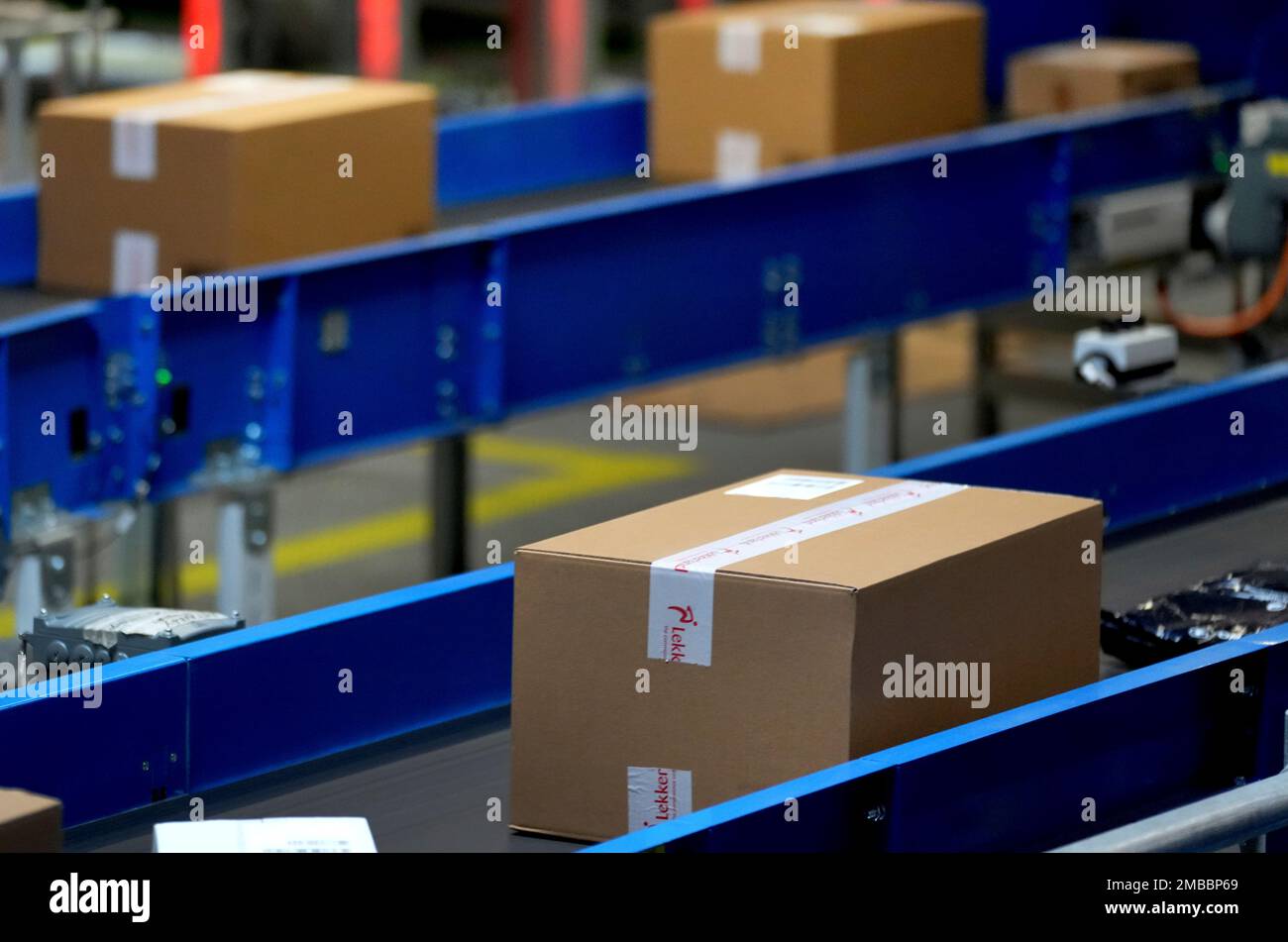 A parcel is transported on an assembly belt at the DHL Mega Parcel ...