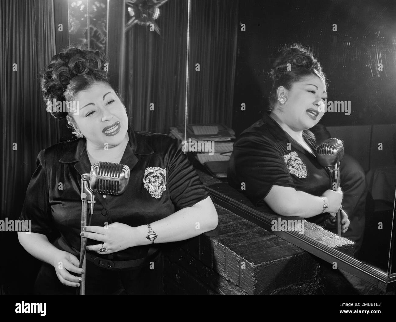 Woman singer singing microphone 1940s hi-res stock photography and ...