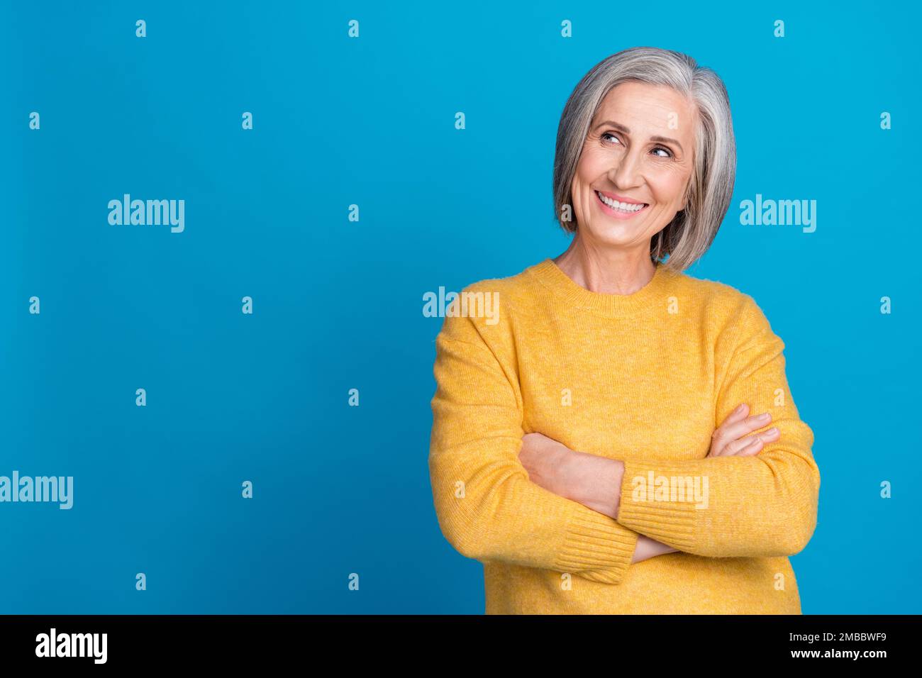 Photo portrait of mature lovely lady folded arms empty space curious ...