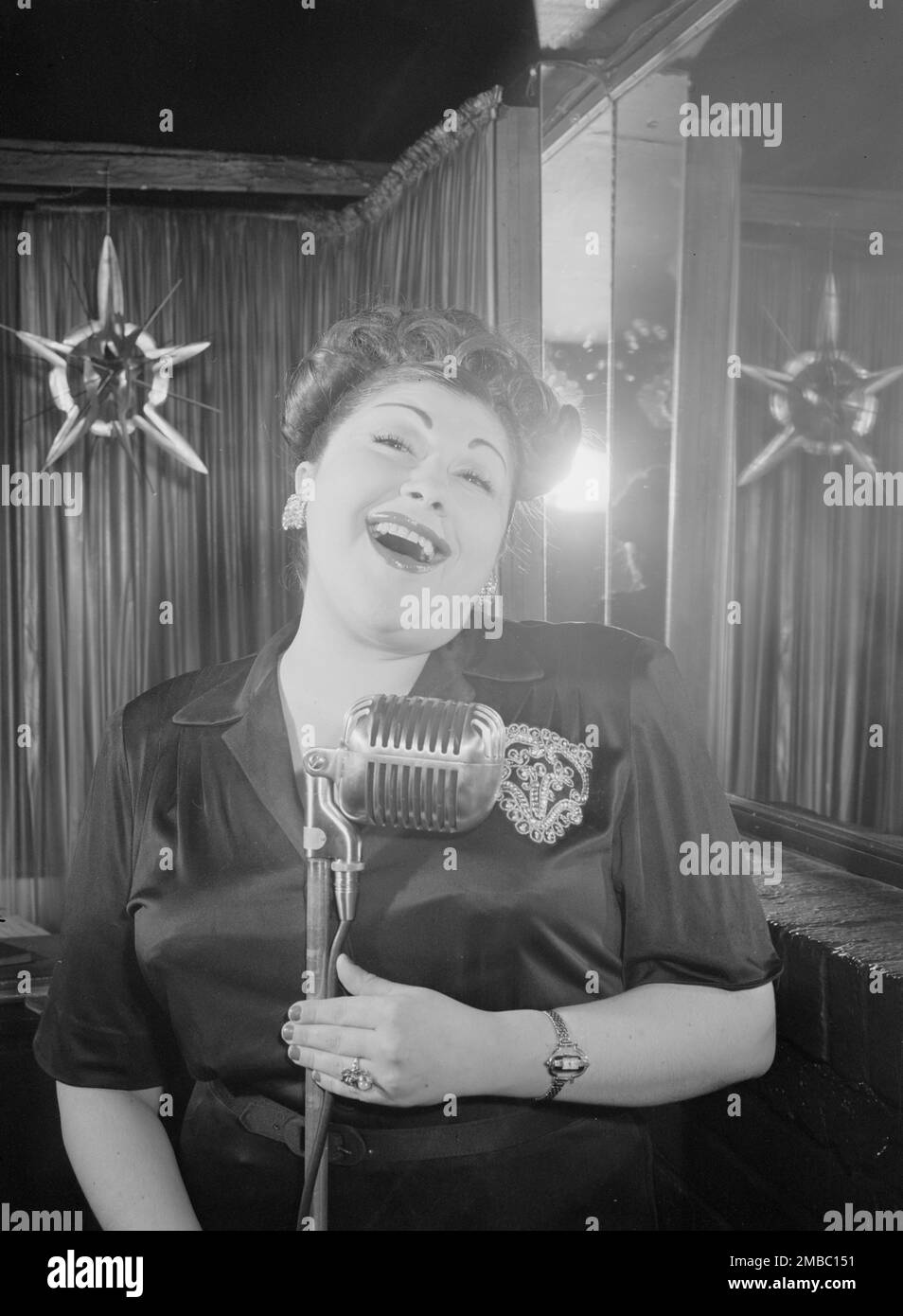 Woman singer singing microphone 1940s hi-res stock photography and ...