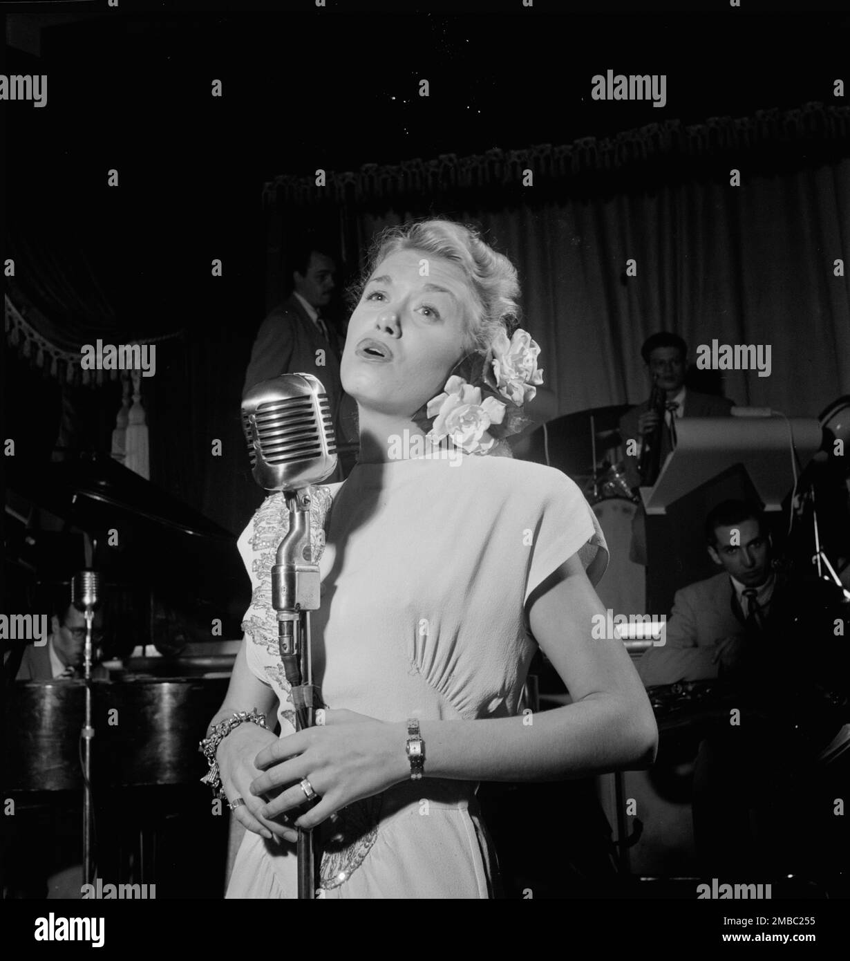 Woman singer singing microphone 1940s hi-res stock photography and ...