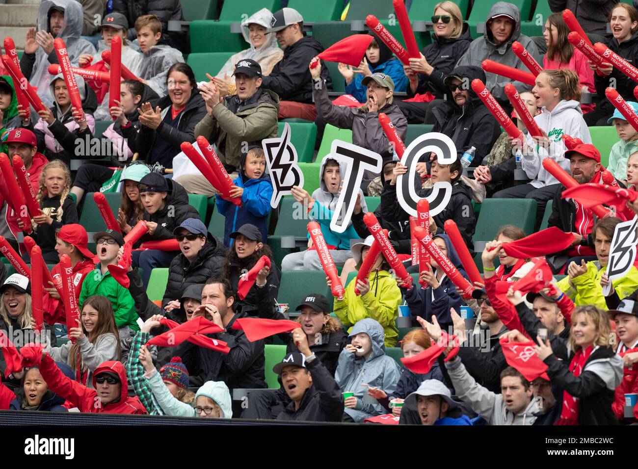 Spectators cheer on runners in the men's 5,000 meters during the ...