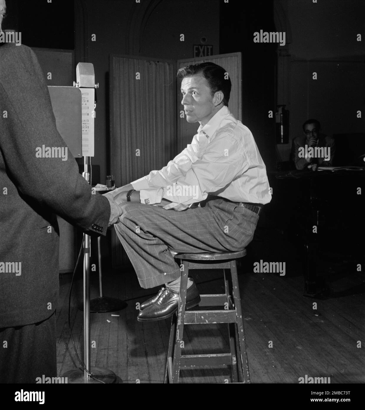 Frank sinatra singing into mic hi-res stock photography and images - Alamy